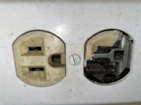 Broken Socket What To Do Information In Comments Raskelectricians