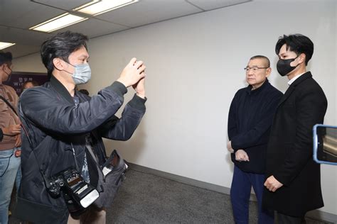 直擊劉鑾雄記者會！大劉谷氣澄清「塞春卷」都巿傳說：遲啲話我鍾意畀人塞 多倫多 加拿大中文新聞網 加拿大星島日報 Canada