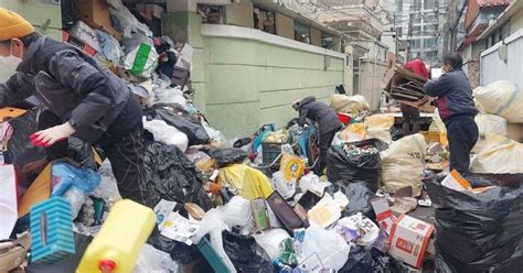 집 앞까지 쓰레기저장강박증 주민 설득해 쓰레기 15t 수거