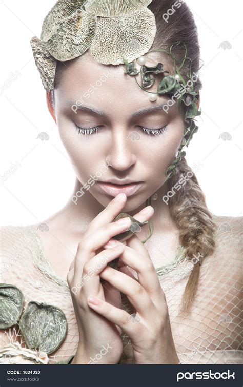 دختر شیک پوش زیبا در تصویر پری های دریایی با صدف و جلبک 1624330