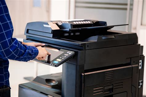 사업가는 사무실에서 인쇄 및 스캔 문서 용지에 복사기 또는 프린터를 사용하기위한 패널의 버튼을 누릅니다 사무실에 대한 스톡 사진 및 기타 이미지 Istock