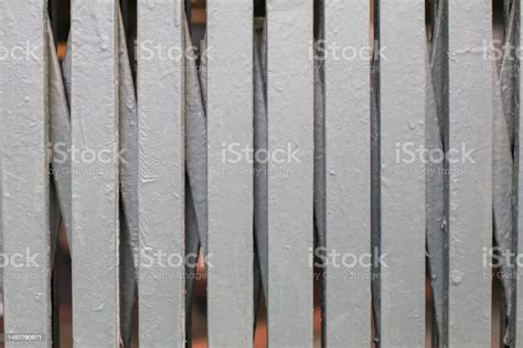 회색 접이식 슬라이딩 도어를 닫습니다 질감 표면 및 오래 된 강철 문의 배경 오래된 스타일의 그런지 금속 문 소박한 확장 금속 셔터 도어가 닫힙니다 0명에 대한 스톡 사진