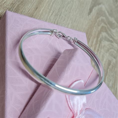 Твърда широка гривна