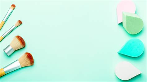 파스텔 배경 복사 공간 상단보기에 아름다움 메이크업 스폰지 또는 뷰티 블렌더 와 메이크업 브러시 뷰티 스폰지 대 메이크업 브러쉬 개념 뷰티 트리트먼트 셀프 케어 배경