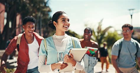 캠퍼스 대학 학생 친구들과 함께 야외에서 산책을 하거나 대학에서 공부하거나 공부합니다 지식이나 장학금을 위한 학교의 학습자 그룹과 함께하는 교육 미래 생각 십대에 대한 스톡