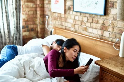 Huffpost Is It Ever OK To Check Your Partners Email Therapists Weigh In Renewed