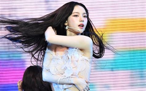 K Pop Star Karina Apologises To Fans For Lee Jae Wook Relationship