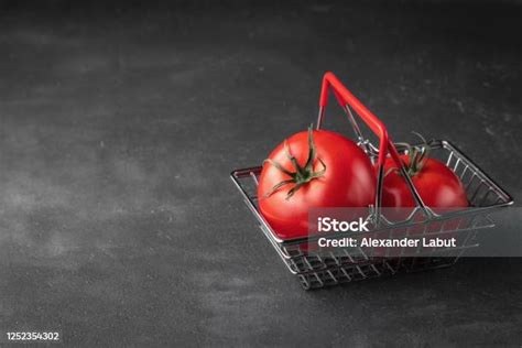 금속 장바구니에 빨간색과 잘 익은 토마토 두 개 광고 사이드 뷰를 위한 템플릿입니다 복사 공간을 위한 어두운 검정색과 회색 텍스처 배경 0명에 대한 스톡 사진 및 기타