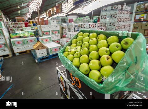 Green Apples At The Tshwane Fresh Produce Market In South Africa Stock