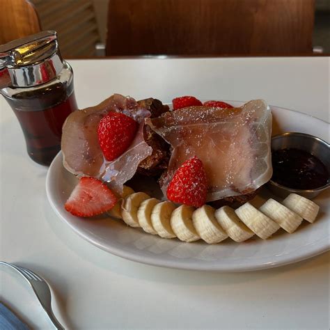 Seasoncoffeeandbakeshop 시즌의 크리스마스 스페셜 딸기프레지에 케이크 예약을 시작합니다〰️ 올해에는 딸기를 가득넣어 매해 주문해주시는 고객님들께