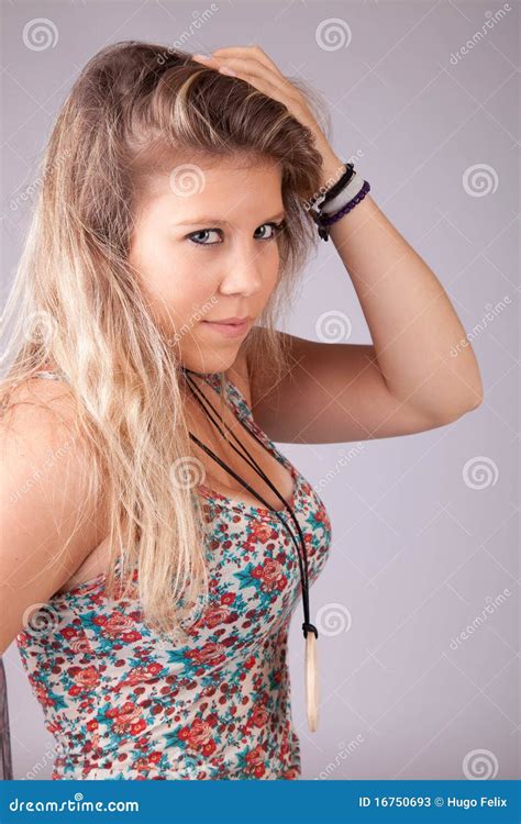 Jeune Et Belle Pose De Femme Image Stock Image Du Charme Heureux