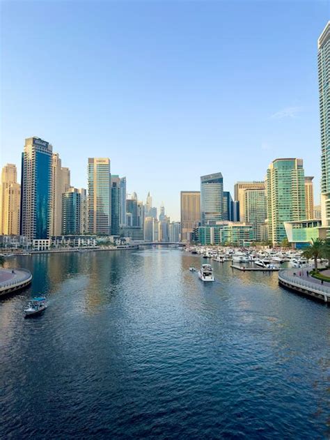 두바이 마리나 고층 빌딩과 수로의 아름다운 전망 · 무료 스톡 사진