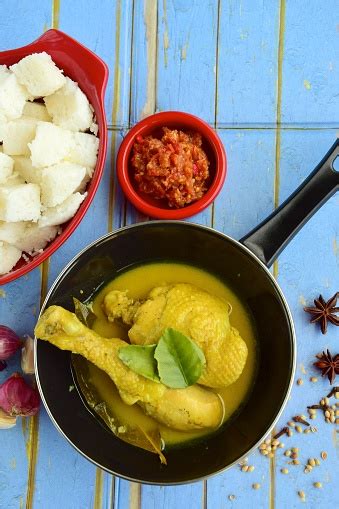 Opor Ayam 인도네시아 중부 자바에서 코코넛 밀크로 조리한 치킨 론 퉁과 삼 발과 함께 제공 됩니다 레 바란 또는 이드 알fitr 인기 요리 0명에 대한 스톡 사진 및