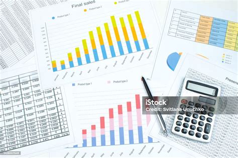 테이블에 금융 인쇄 된 종이 차트 그래프 및 다이어그램 위쪽 보기 회계 업무에 대한 스톡 사진 및 기타 이미지 회계 업무 경제 계산기 Istock
