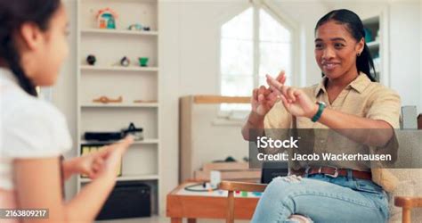 언어 장애에 대한 언어 치료 의사 소통 및 조음 연습을 위한 소녀 아동 및 치료사 여성 어린이 및 음성 발달 활동 및 운동에 대한 기술 또는 기술에 대한 기호 25 29세에