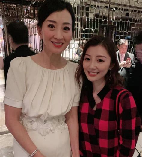 36歲女星轉行賣房子！裹浴巾介紹豪宅惹爭議，網友批評其有失專業 每日頭條