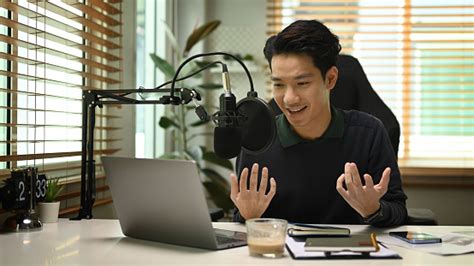 홈 스튜디오에서 채널을위한 오디오를 녹음하는 마이크와 노트북 컴퓨터를 사용하는 젊은 팟 캐스트 작성자 20 24세에 대한 스톡 사진 및 기타 이미지 Istock