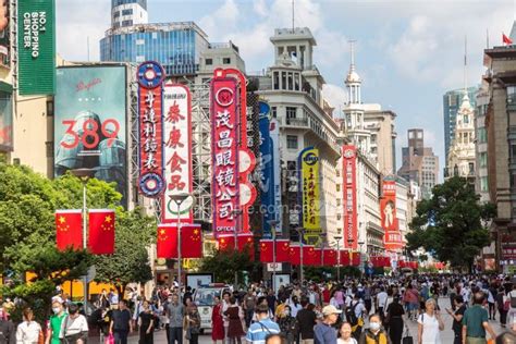 上海：南京路步行街悬挂五星红旗喜迎国庆 人民图片网