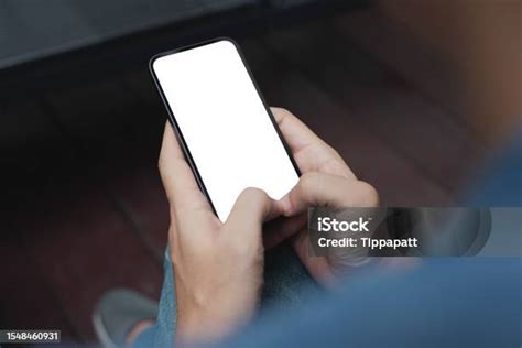 광고를위한 휴대 전화 모형 모바일 앱 디자인 또는 텍스트 광고를 위해 빈 화면이 있는 스마트폰을 손으로 잡고 사용하는 남자의 이미지 Brand Name Smart Phone