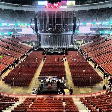 Demi En The Honda Center Anaheim Ca Neonlightstour 2024 Neón