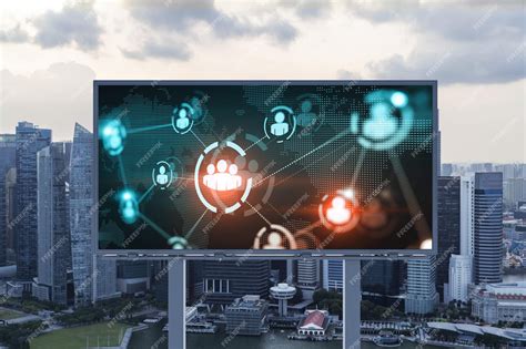 싱가포르 동남 아시아의 일몰 파노라마 도시 풍경 위에 소셜 미디어 아이콘의 세계 행성 지구 지도 홀로그램 사람 연결의 개념