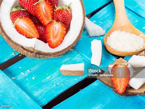 코코넛 및 딸기 분할에서는 밝은 파란색 배경 갈기갈기 찢어진에 대한 스톡 사진 및 기타 이미지 갈기갈기 찢어진 과일 꼬투리 Istock