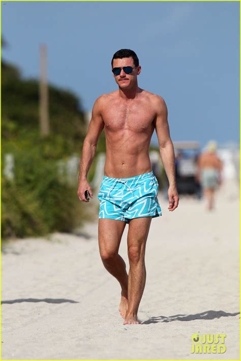 Luke Evans Shirtless On Miami Beach Photo 2781688 Luke Evans