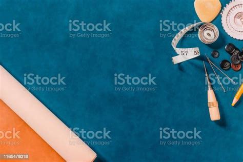 재봉 도구와 오렌지와 블루 질감 배경 배경에 천연 가죽에 공간을 복사 바느질 도구 및 액세서리프레임 맨 위 보기 0명에 대한 스톡 사진 및 기타 이미지 Istock