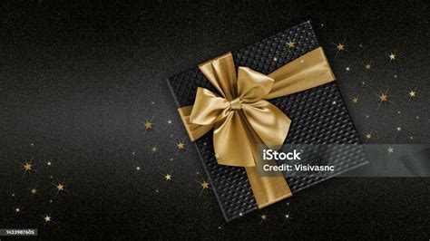 메리 크리스마스 또는 블랙 프라이데이 개념 별과 반짝이는 배경에 고립 된 반짝이는 황금 리본 활이있는 검은 선물 상자 인사말 카드 티켓 상단보기 템플릿 배너 또는 쇼핑 라벨