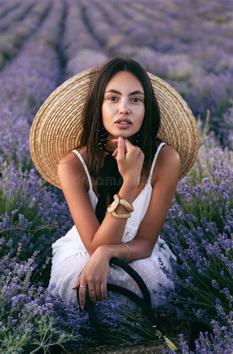 Le Belle Ragazze Con Capelli Scuri Porta I Vestiti Ed Il Cappello