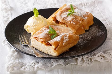 코 티 지 치즈와 바닐라 아이스크림 클로즈업 슈 트루 델입니다 가로 스트루델에 대한 스톡 사진 및 기타 이미지 스트루델 커드 치즈 0명 Istock