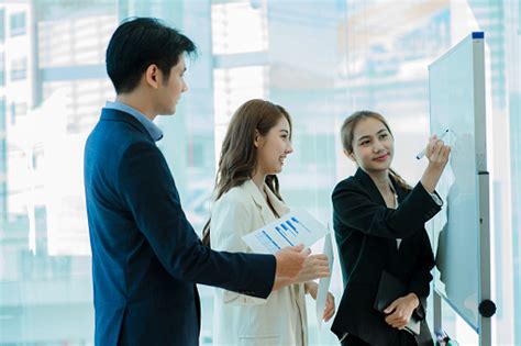 새로운 세대의 기업가의 젊은 남성과 여성 아시아 여성 임직원 만족을 위한 프로젝트 발표 사무실의 창의적인 업무 공간에서 공동 작업하세요 감사에 대한 스톡 사진 및 기타