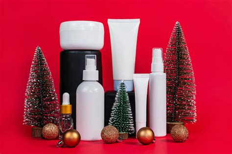 밤 데이 크림 화장품 오일 크리스마스 공 나무와 빨간색 배경에 아이 크림과 공간을 복사합니다 선물 모형 스타일의 브랜드가 없는 병 뷰티 배경 겨울에 대한 스톡 사진 및 기타