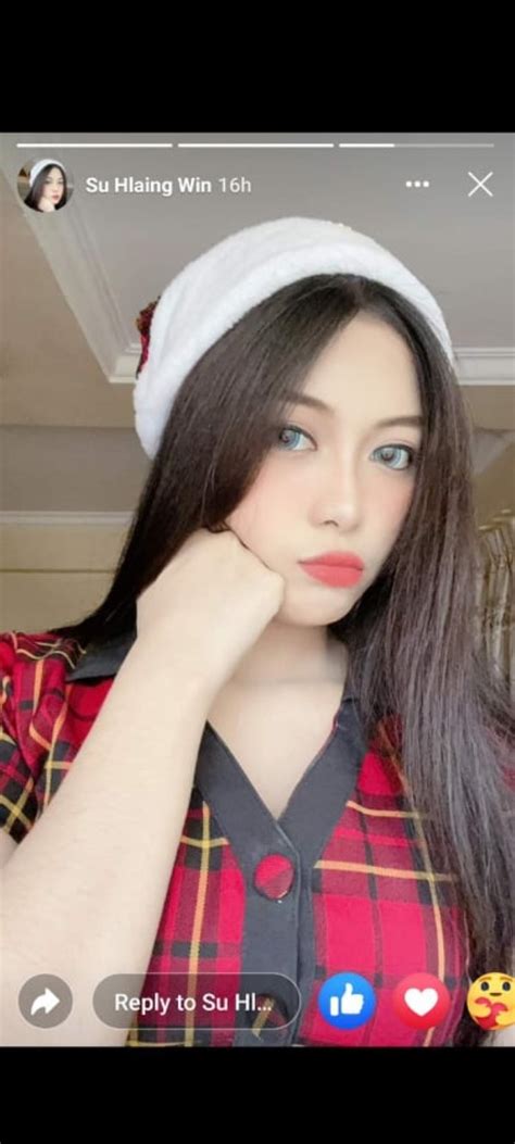 ခရစ်စမတ် ဦးထုပ်လေး ဝတ်ဆင်ကာ အနီရောင် ဝမ်းဆက်လေးနဲ့ သူမရဲ့ အလှတရားတွေ စည