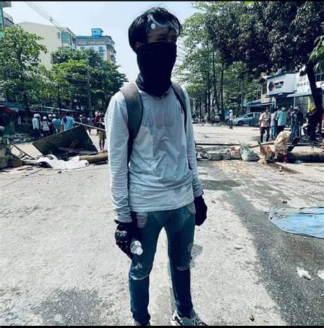 ကျဆုံးသွားပြီဖြစ်တဲ့ ချစ်သူကောင်လေးရဲ့လက်ကိုဆုပ်ကိုင်ပြီး နောက