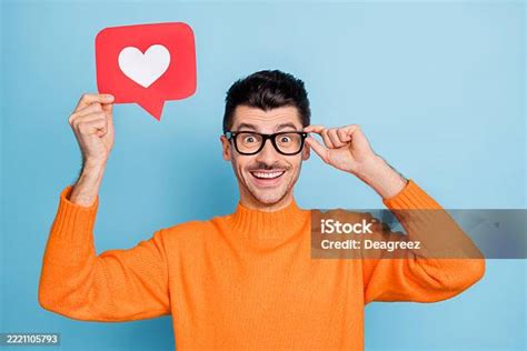 놀란 쾌활한 사람의 사진은 푸른 색 배경에 고립 된 종이 카드 터치 안경과 같은 마음을 잡습니다 35 39세에 대한 스톡 사진 및 기타 이미지 Istock