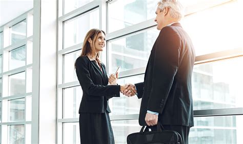 여성 남성 및 비즈니스 계약 또는 악수 사무실에서 만나는 것을 환영하거나 감사합니다 B2b 또는 팀워크를 위한 인사와 파트너십