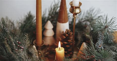 크리스마스 강림절 크리스마스 화환에서 타오르는 세련된 촛불은 축제 방의 흰 벽을 배경으로 나무 테이블에 소나무 콘과 나무 장식으로 닫힙니다 대기 겨울 휴가 시간 사진