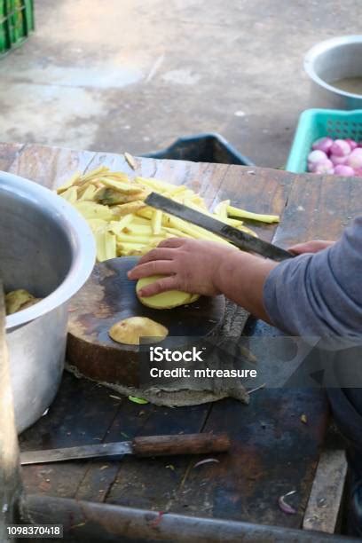 거리 음식 축 사 델리 시장 인도 대 한 감자도 마는 인도 남자의 이미지 거리에 대한 스톡 사진 및 기타 이미지 거리 길거리 음식 더러운 Istock