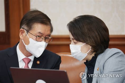 대화하는 이정식·이영 장관 연합뉴스
