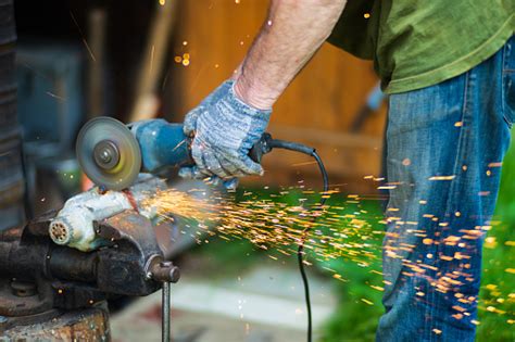 그라인더 톱으로 작업하는 남자는 도구에 대한보기를 닫습니다 전기 톱과 불꽃이있는 작업자의 손 그라인더로 금속을 절단하는 작업자 각도에 대한 스톡 사진 및 기타 이미지