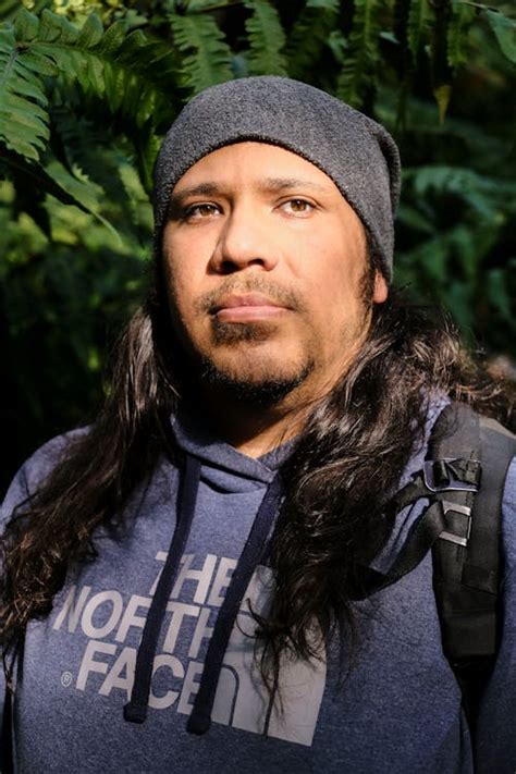 후드티를 입은 남자의 초상화 숲 배경 · 무료 스톡 사진