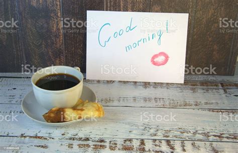 접시에 커피 한잔 갓 구운 팬케이크와 좋은 아침의 소원과 립스틱의 흔적 종이 조각 0명에 대한 스톡 사진 및 기타 이미지 0명 공란 금 금속 Istock