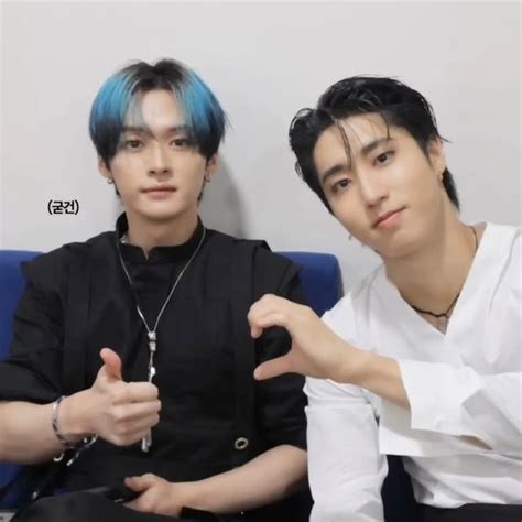 我自己是喜歡越早去越好耶😆 可以到處晃晃 去跟別人領應援 想排周邊的話也可以早點去排 有帶娃或小卡的話可以慢慢拍到處拍 反正現場都是粉絲也不會