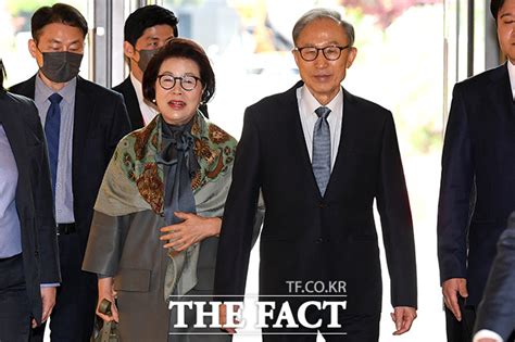 이명박 사면 후 두번째 공식 행보는 연극 관람 [tf포착] 포토 기사 더팩트