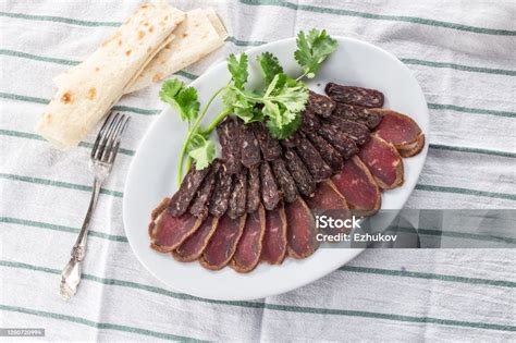 말린 고기 Basturma 쇠고기 육포 와 파슬리 에 화이트 플레이트 와 Lavash 빵 줄무늬 식탁보 0명에 대한 스톡 사진 및 기타 이미지 Istock
