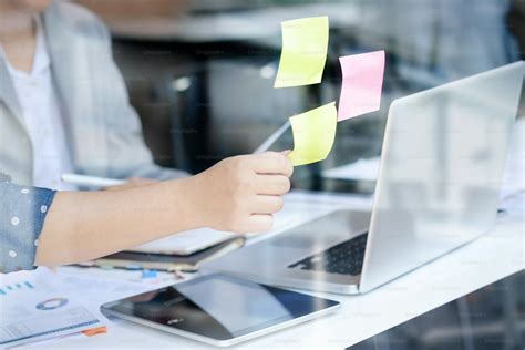 스티커 메모 용지 알림 일정 게시판 비즈니스 사람들 팀 작업 회의 및 포스트잇 노트를 사용하여 벽 유리에 대한 아이디어를 공유합니다 토론 비즈니스 팀워크 브레인