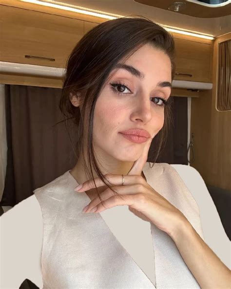 عکس جالب و دیدنی از هانده ارچل درحال بافتن یک فرش زیبا خانم بازیگر از