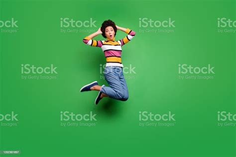 놀라운 미친 아프로 미국 소녀의 전체 길이 사진은 놀라운 참신 할인 점프 터치 손 머리 비명을 듣고 가을 데님 청바지 고립 된 생생한 색상 배경 갈색 머리에 대한 스톡 사진