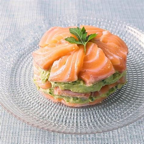 アボカドとサーモンのミルフィーユ仕立て 作り方・レシピ クラシル レシピ レシピ 料理 レシピ ローフードのレシピ